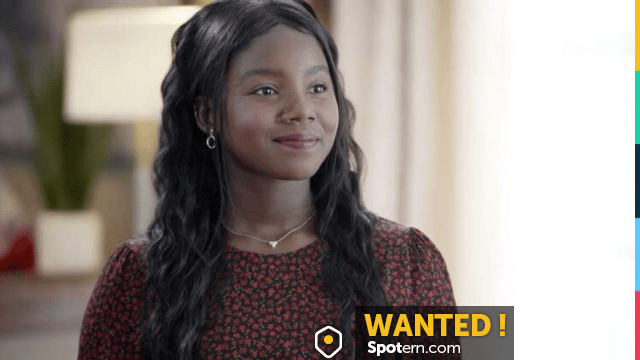 Vestido floral usado por Mia (Hilda Martin) como se ve en el vestuario ...