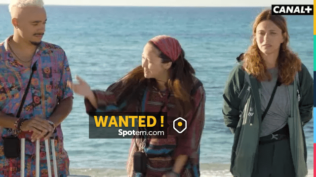 Le sweatshirt poncho porté par Annick (Laura Felpin) dans la série Le ... Le sweatshirt poncho porté par Annick (Laura Felpin) dans la série Le ...