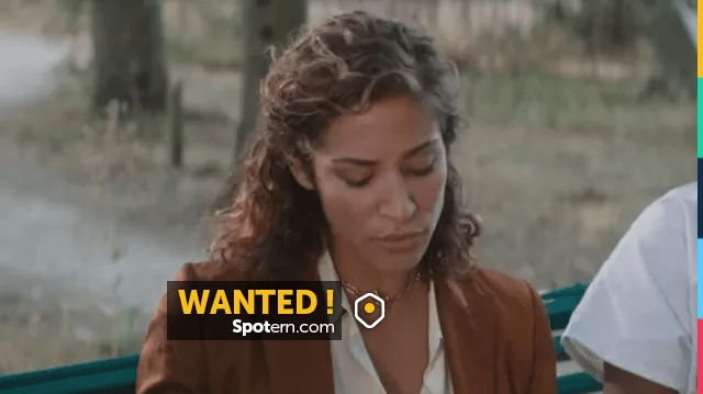 The necklace worn by Maud (Manon Azem) in the movie Friendzone | Spotern