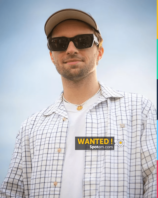 The white striped shirt worn by Squeezie on his Instagram account ...