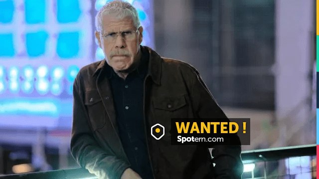Veste en daim portée par Frank Napier (Ron Perlman) dans les tenues de ...