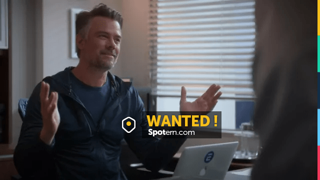 Suéter con cremallera usado por el entrenador Cole (Josh Duhamel) como ...