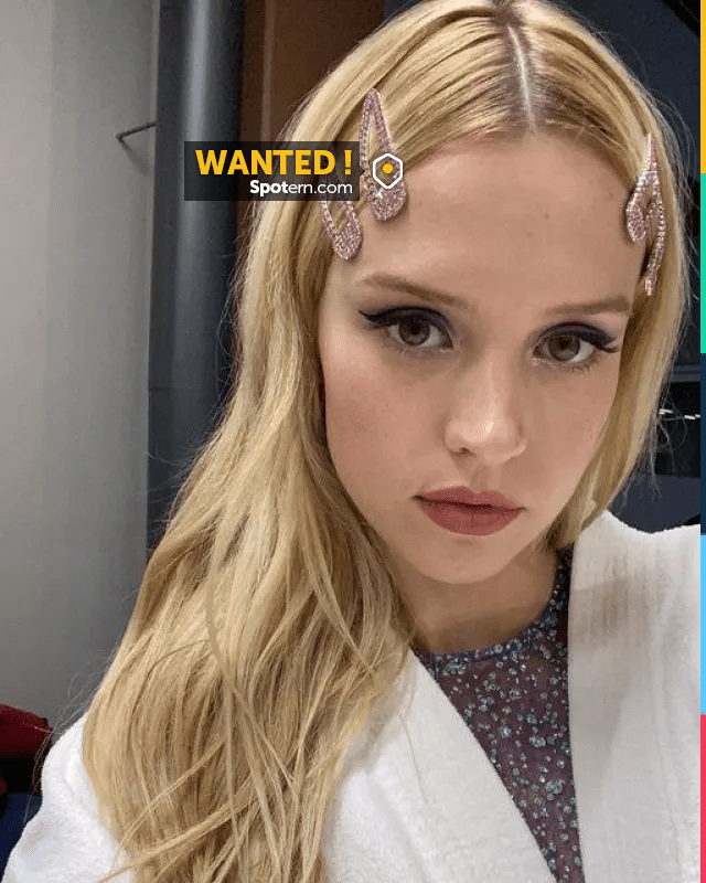 The pink rhinestone bars worn by Angèle on her Instagram account@angele ...