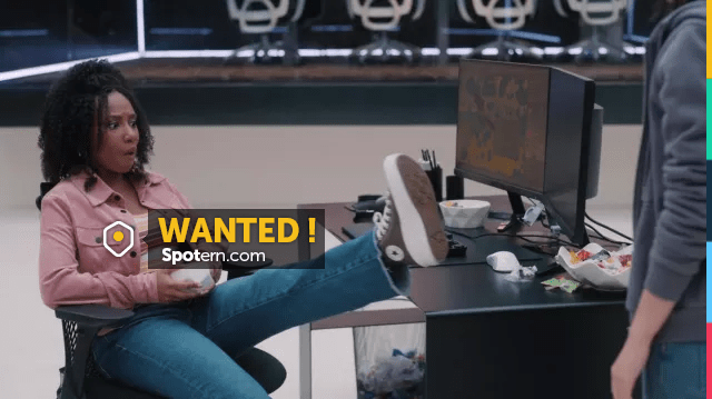 Veste en velours côtelé rose portée par Dana (Imani Hakim) dans la ...