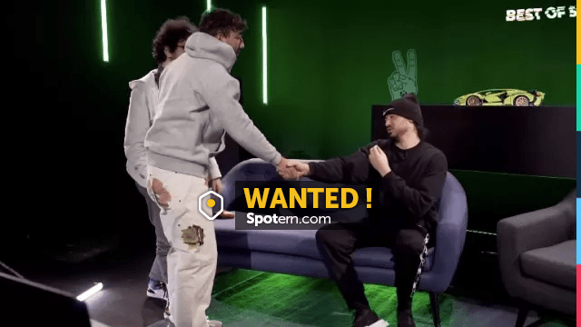 La pantalon beige de Rebeudeter / Billy dans la vidéo YouTube ON S ...