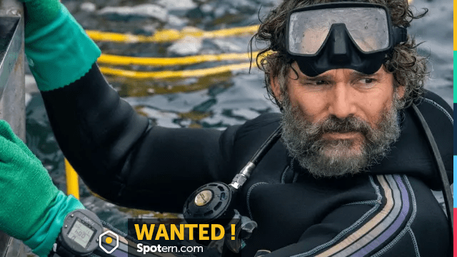 Dive watch worn by Macka (Eric Bana) as seen in Blueback movie | Spotern