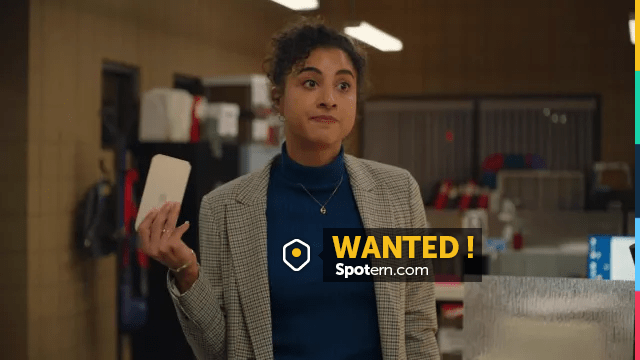 Pull à col roulé côtelé bleu porté par Emily Price (Vella Lovell) dans ...