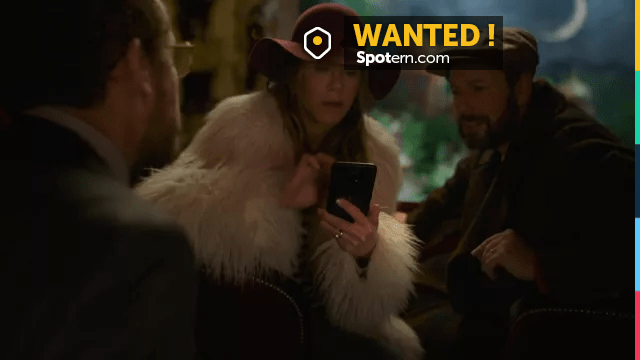 Chapeau rouge porté par Audrey (Jennifer Aniston) comme on le voit dans ...
