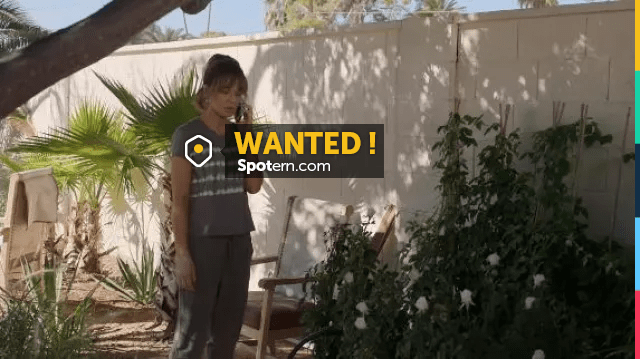 Grey printed t-shirt worn by Maxine (Kate Beckinsale) as seen in ...