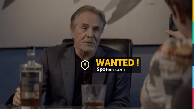 Polo negro usado por Liam (Don Johnson) como se ve en la película The ...