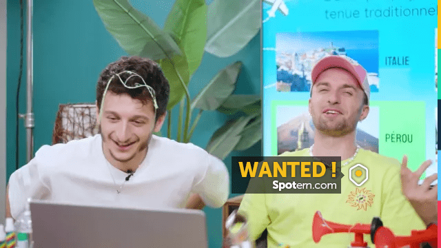 Le collier de perles avec un pendentif cœur porté par Squeezie dans sa ...