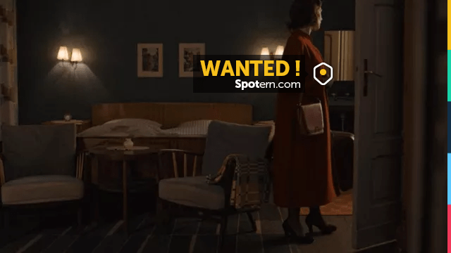 Red coat of Hannah Kahnwald (Maja Schöne) in Dark (S03E04) | Spotern