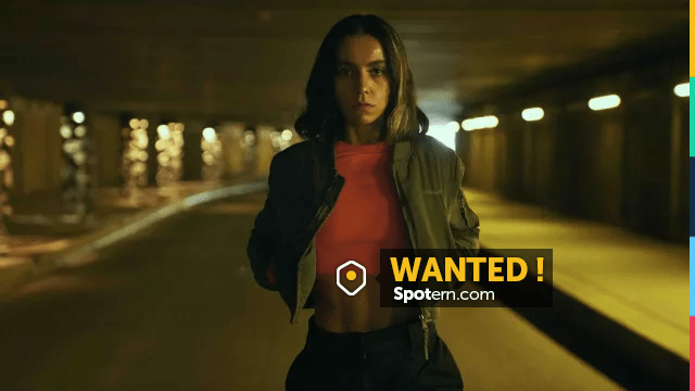 Le crop top orange porté par Lyna (Lina El Arabi) dans la série Furies (Saison 1) | Spotern