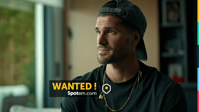 Gold chain with padlock pendant worn by Rodrigo De Paul in Messi's ...