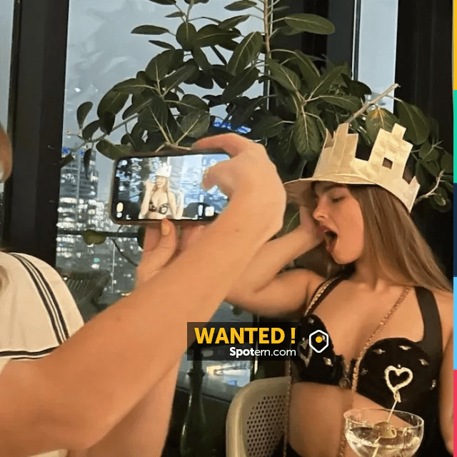 Soutien-gorge en velours Gold Hearts porté par Addison Rae dans son post TikTok sur @addisonre ...