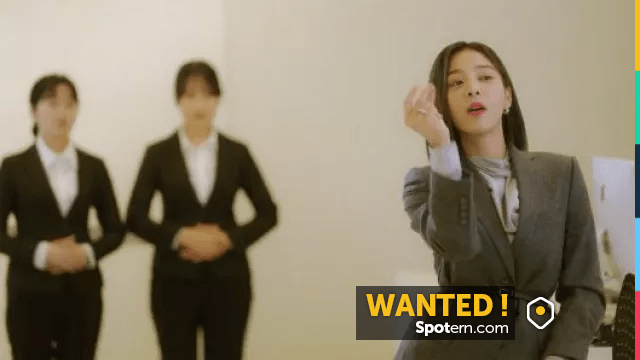 El blazer gris con un cinturón delgado usado por Jin Yeong-seo (Seol In-ah) en la serie Business ...