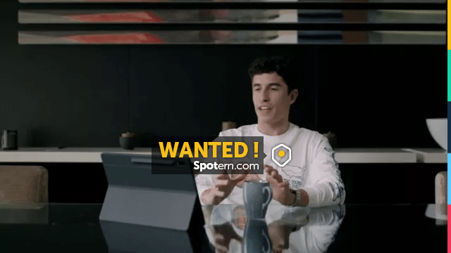 Les looks de Marc Márquez : Le pilote porte un t-shirt blanc dans la ...