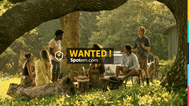 Tenues de la série télévisée Outer Banks : T-shirt rose porté par le ...