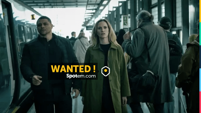 Wardrobe : Emma Flyte (Ruth Bradley) porte un trench-coat vert dans l ...