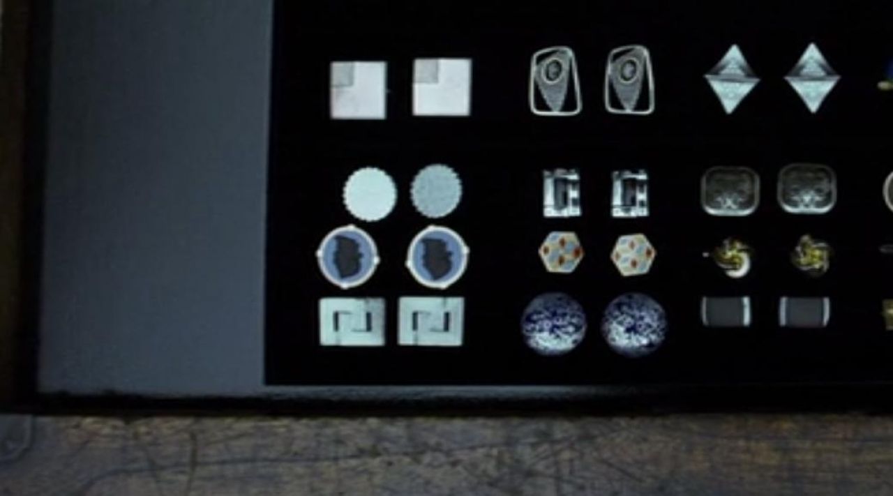 The cufflinks, "Batman" Wilson Fisk in Daredevil | Spotern