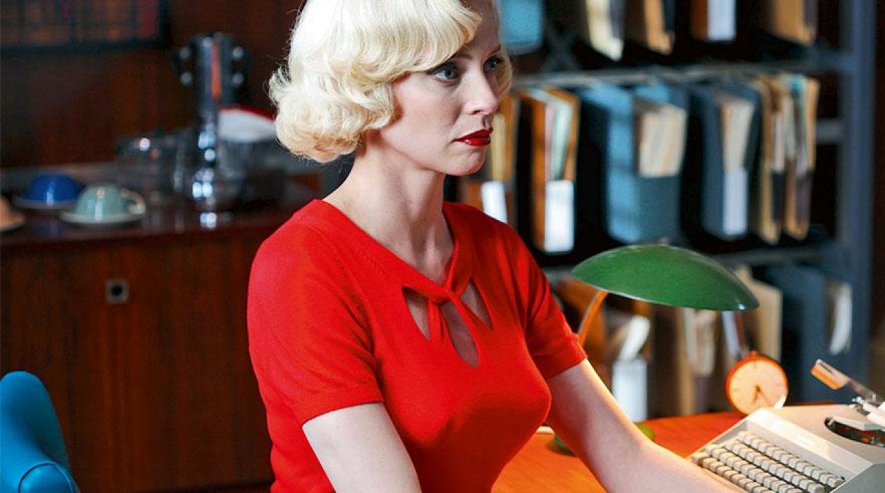 Pull red Marlene (Elodie Frenck) Little murders of Agatha Christie ... Pull red Marlene (Elodie Frenck) Little murders of Agatha Christie ...