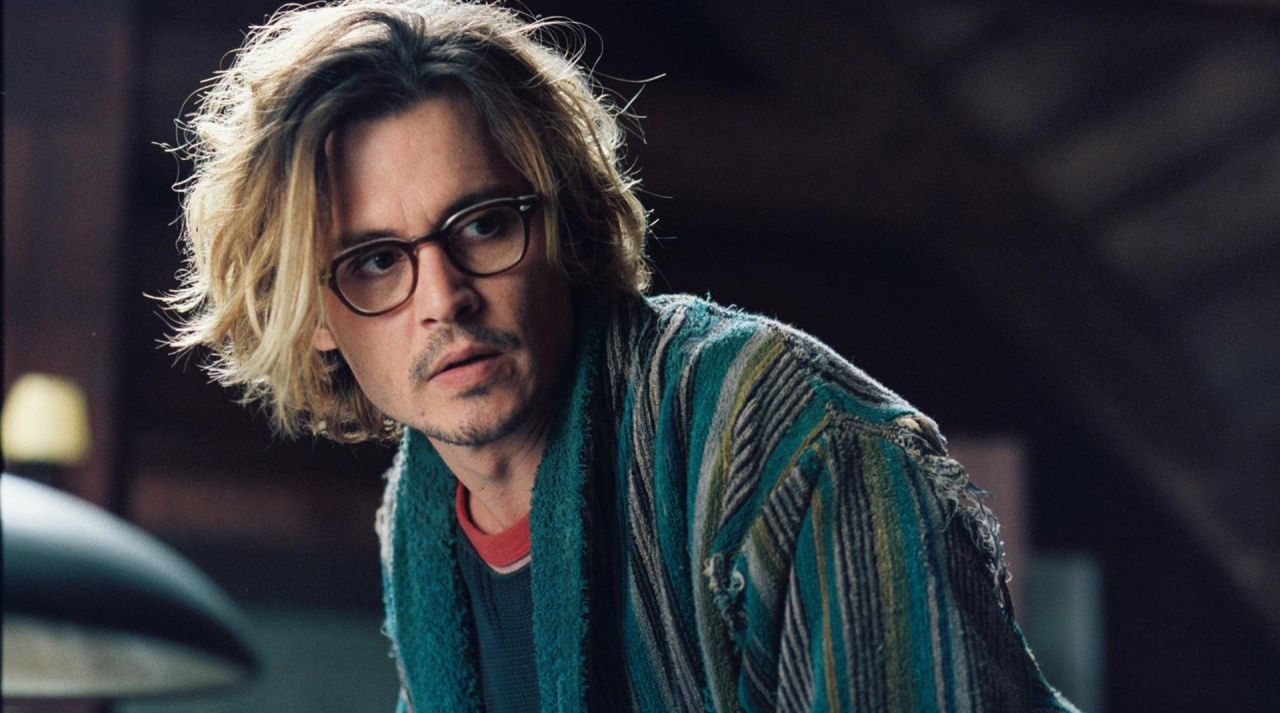 The bathrobe / dressing gown of Morton Rainey (Johnny Depp) in Secret ...