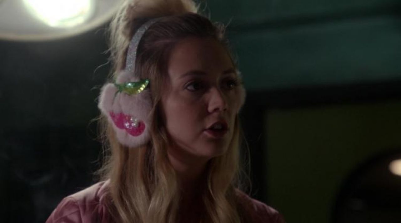 Le cache oreille "cerises" de Sadie Swenson / Chanel #3 (Billie Lourd ...