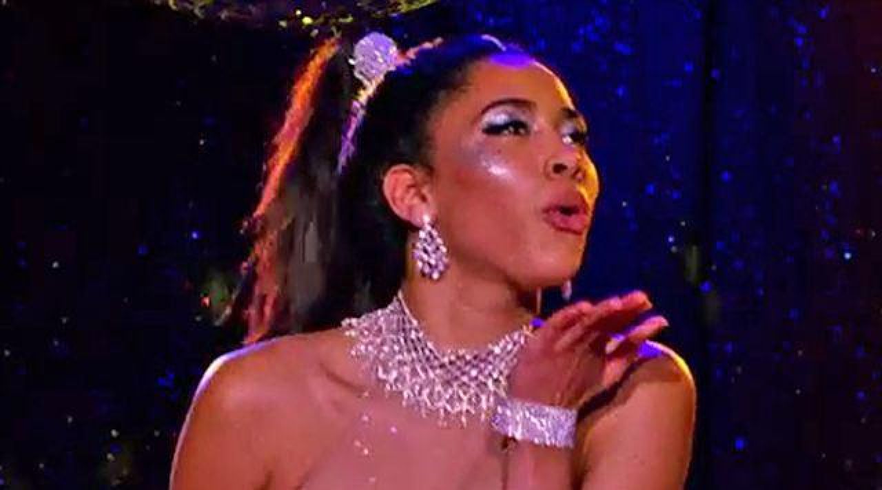 The earrings Mylene Cruz (Herizen Guardiola) in The Get Down Part 2 ...