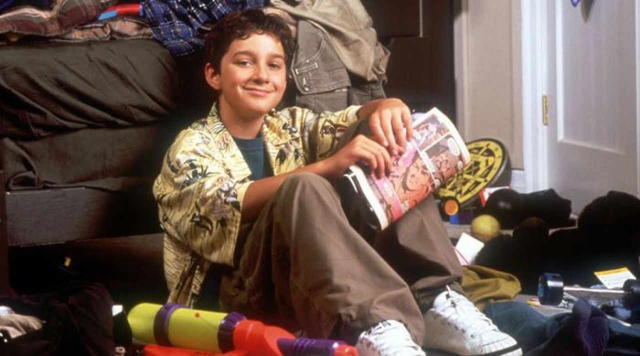 Sneakers white Louis Stevens (Shia LaBeouf) in the War of The Stevens ...