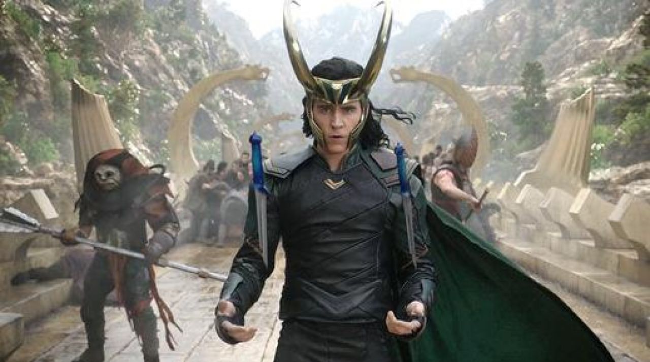 Daggers-sleeved blue Loki (Tom Hiddelston) in Thor : Ragnarok | Spotern