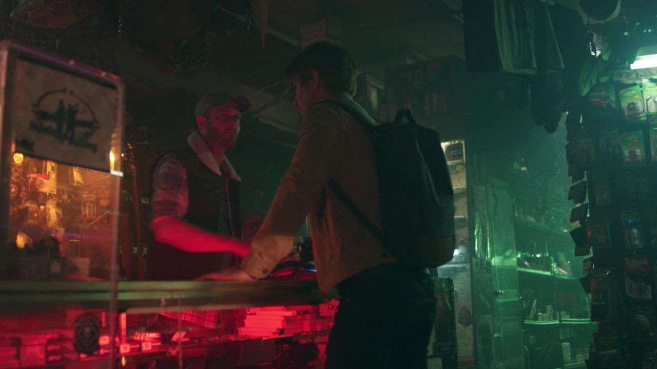 The backpack of Archie Andrews (K. J. Apa) in Riverdale S02E04 | Spotern