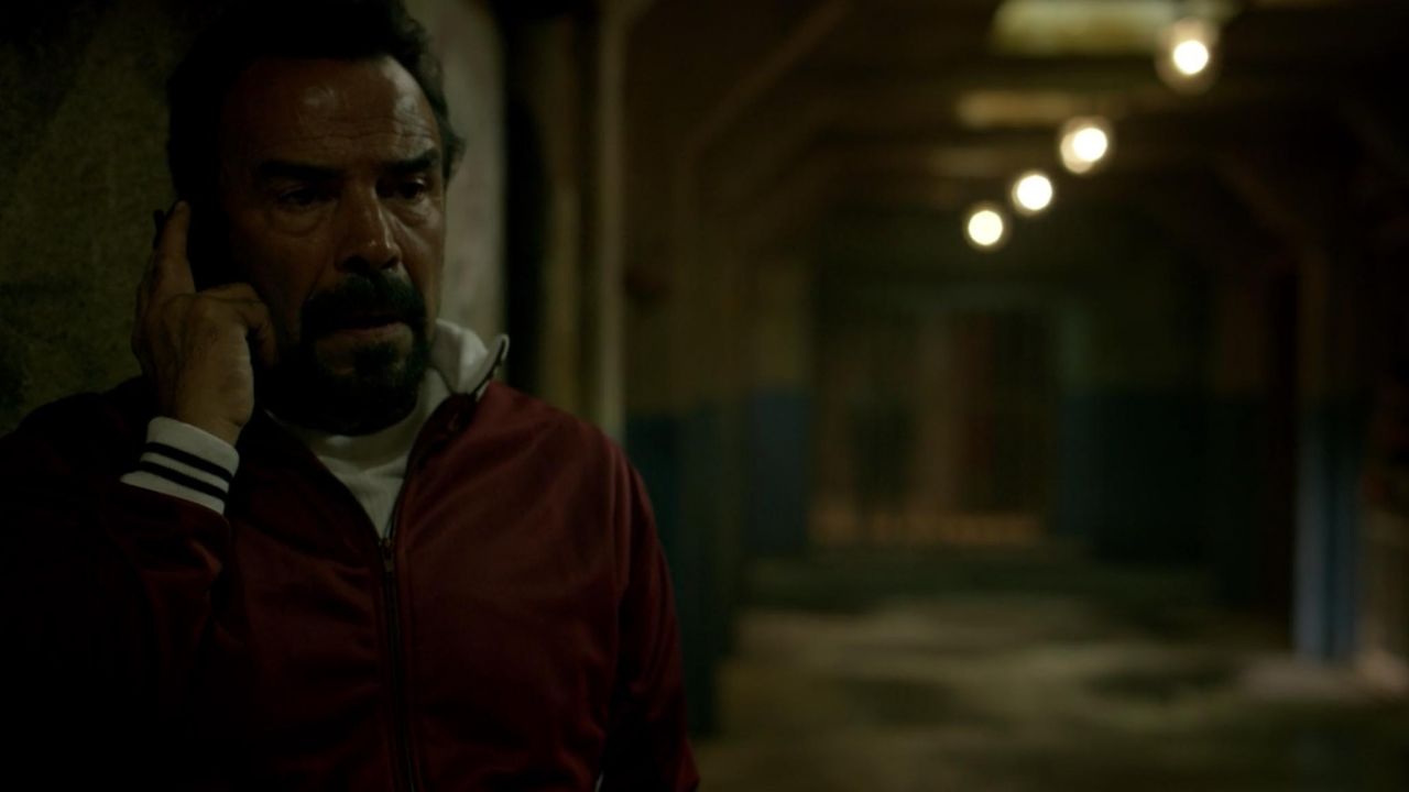 The jacket bordeaux Gilberto Rodríguez Orejuela (Damián Alcázar) in ...