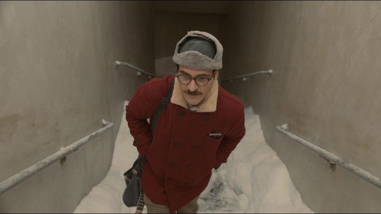 The winter jacket col sherpa of Theodore Twombly (Joaquin Phoenix) in ...
