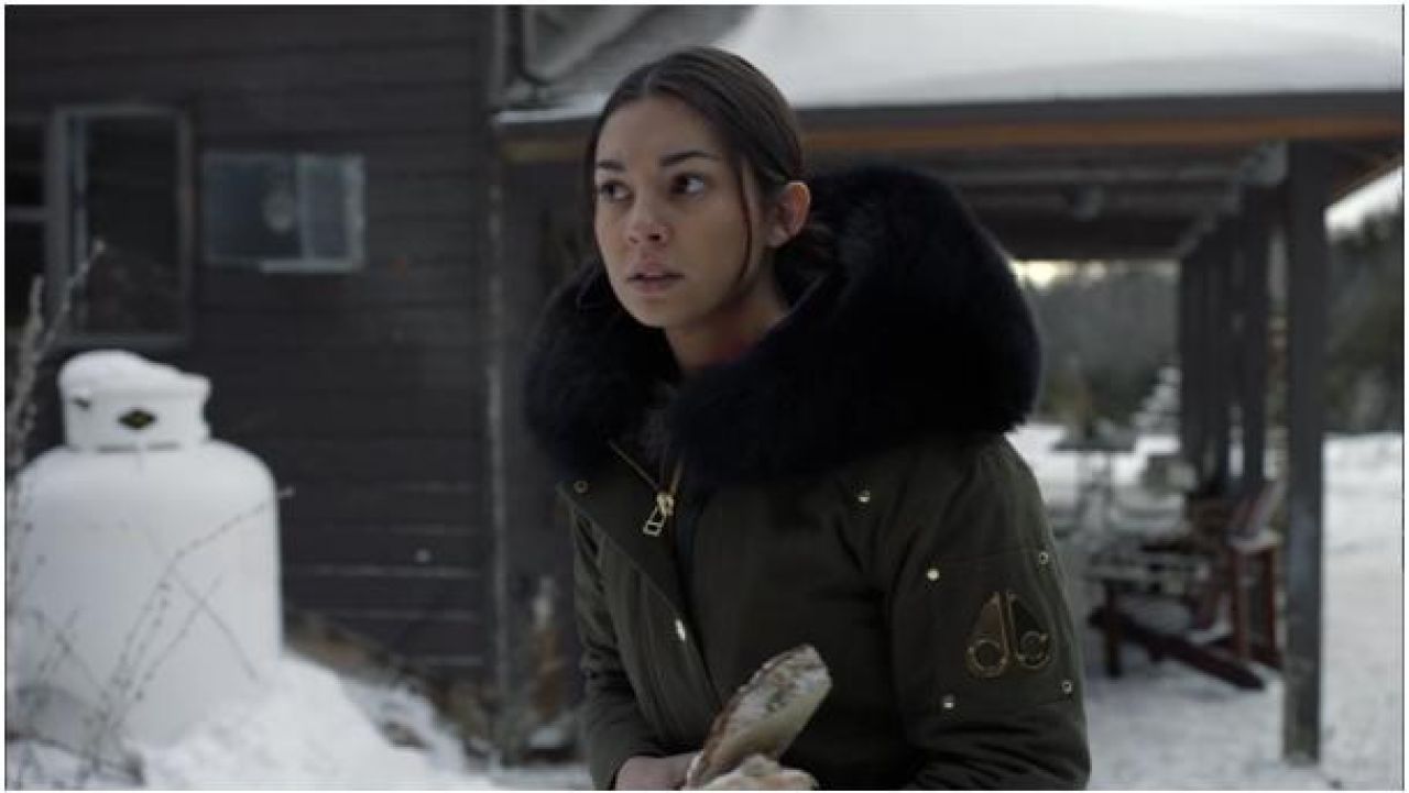 the coat of Keira (Madison Cheeatow) in Slasher season 2 | Spotern