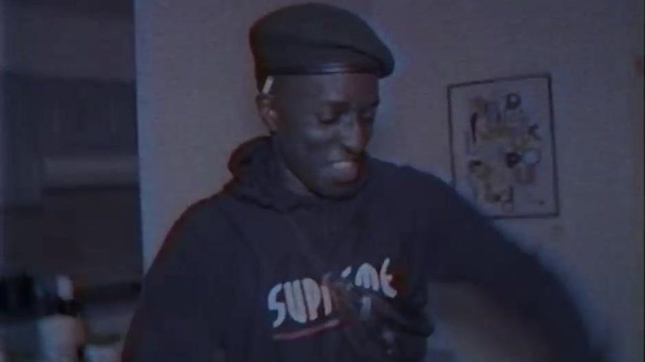 The sweatshirt Supreme in the video clip Fable Django DKZ | Spotern