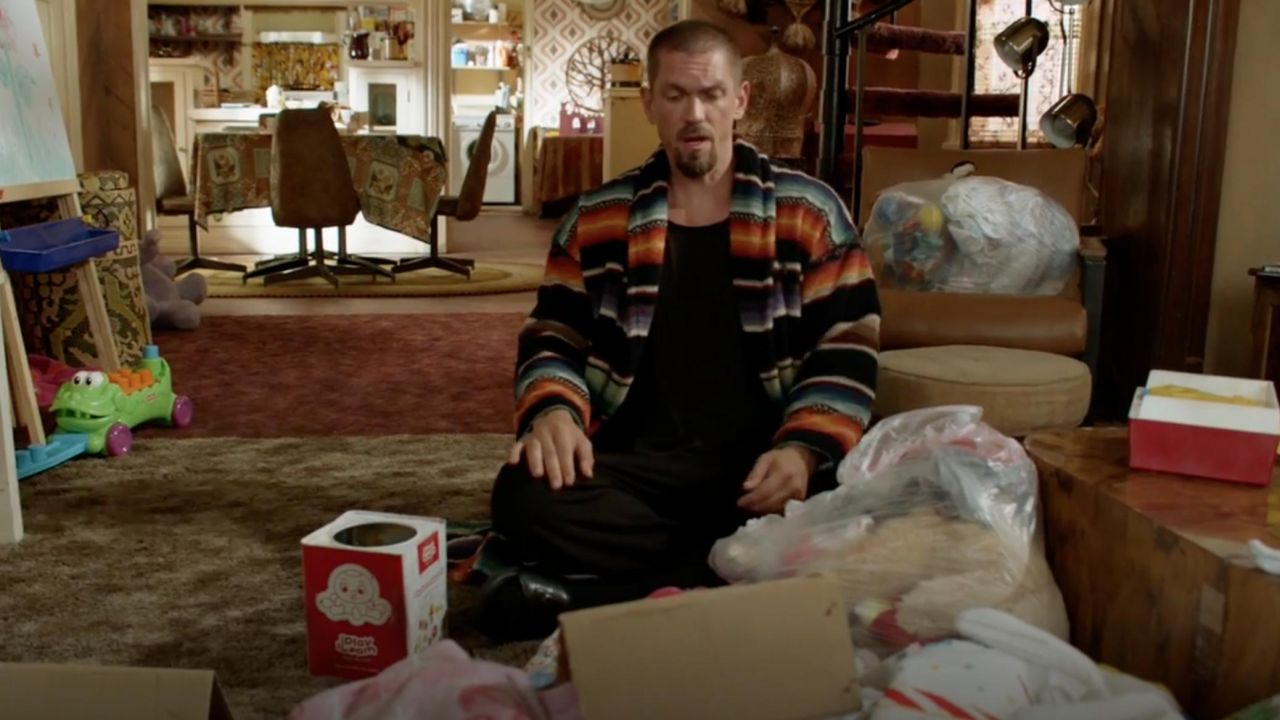 the robe worn by Kevin Ball (Steve Howey) Shameless S09E07 | Spotern