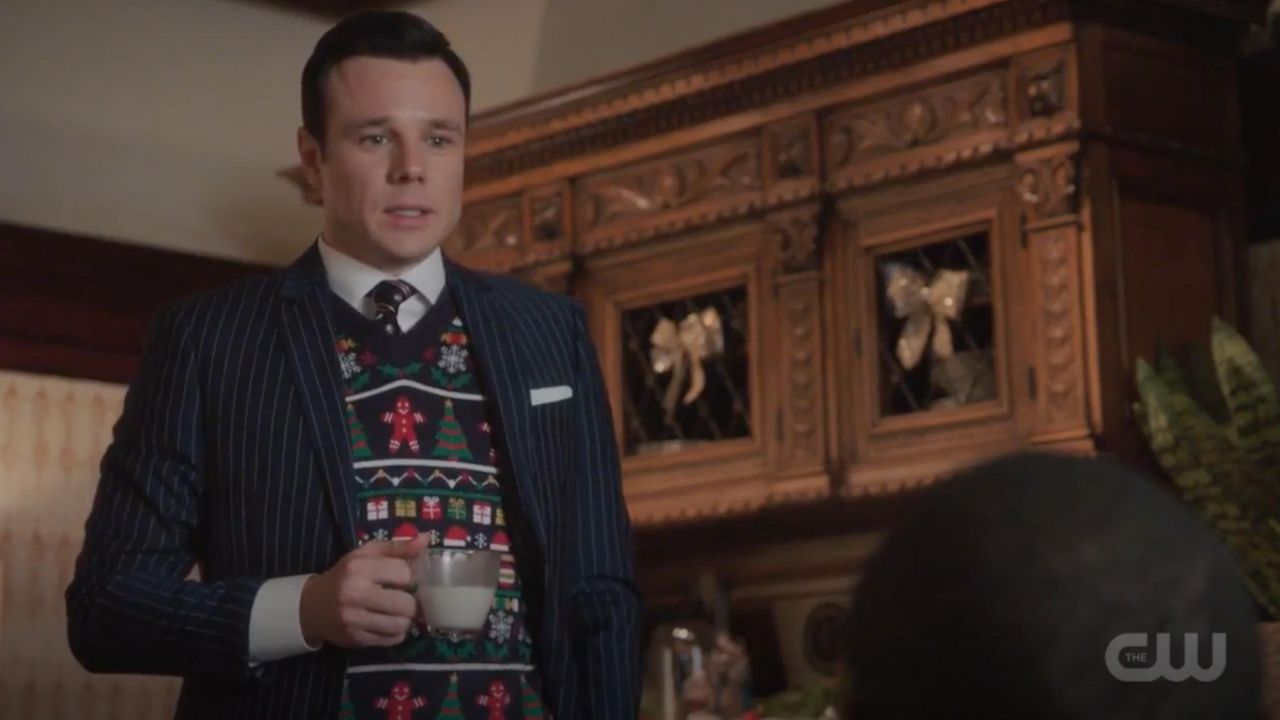 The pull of Christmas worn by Harry Greenwood (Rupert Evans) in Charmed ...