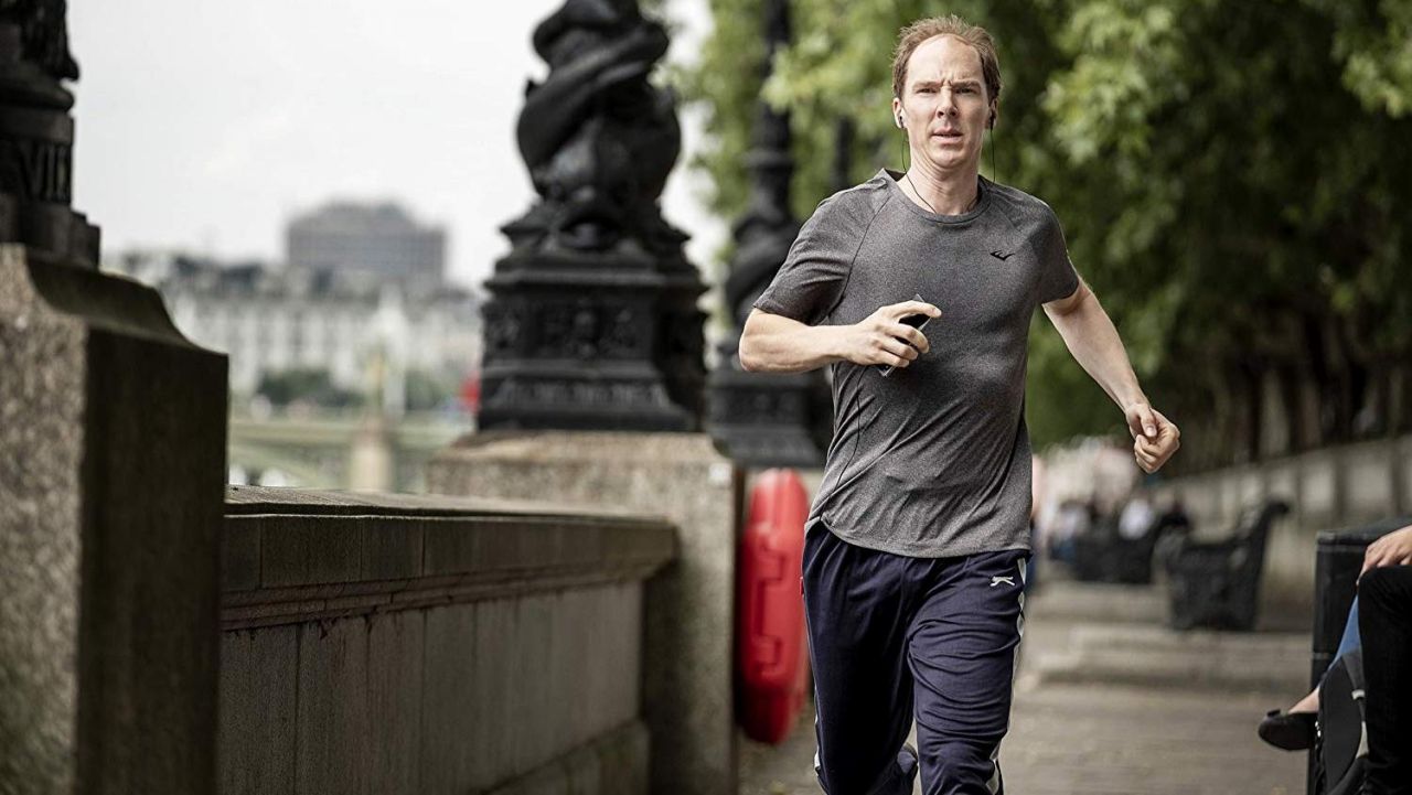 The running t-shirt from Dominic Cummings (Benedict Cumberbatch) in ...