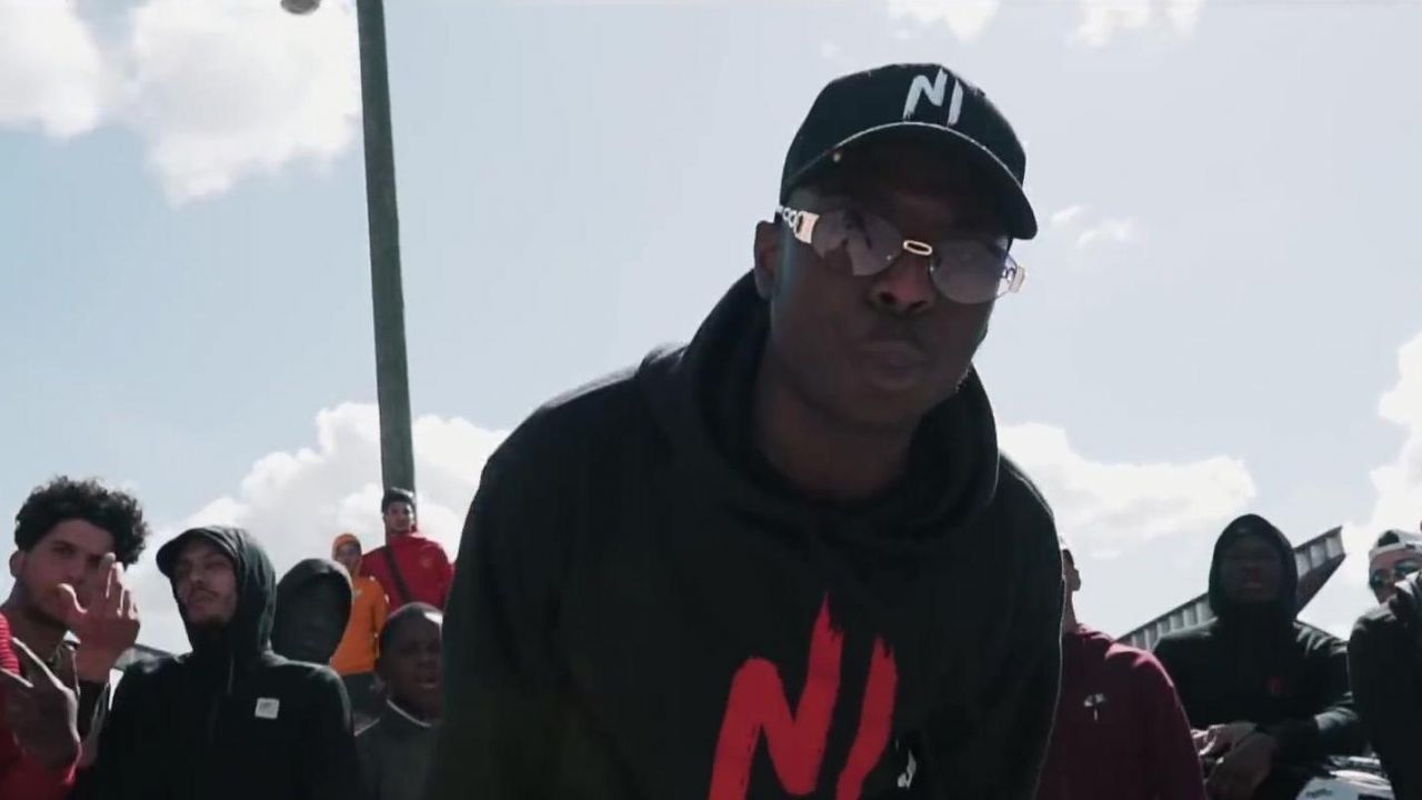 Les lunettes de soleil Versace porté par Ninho dans son clip Roro | Spotern