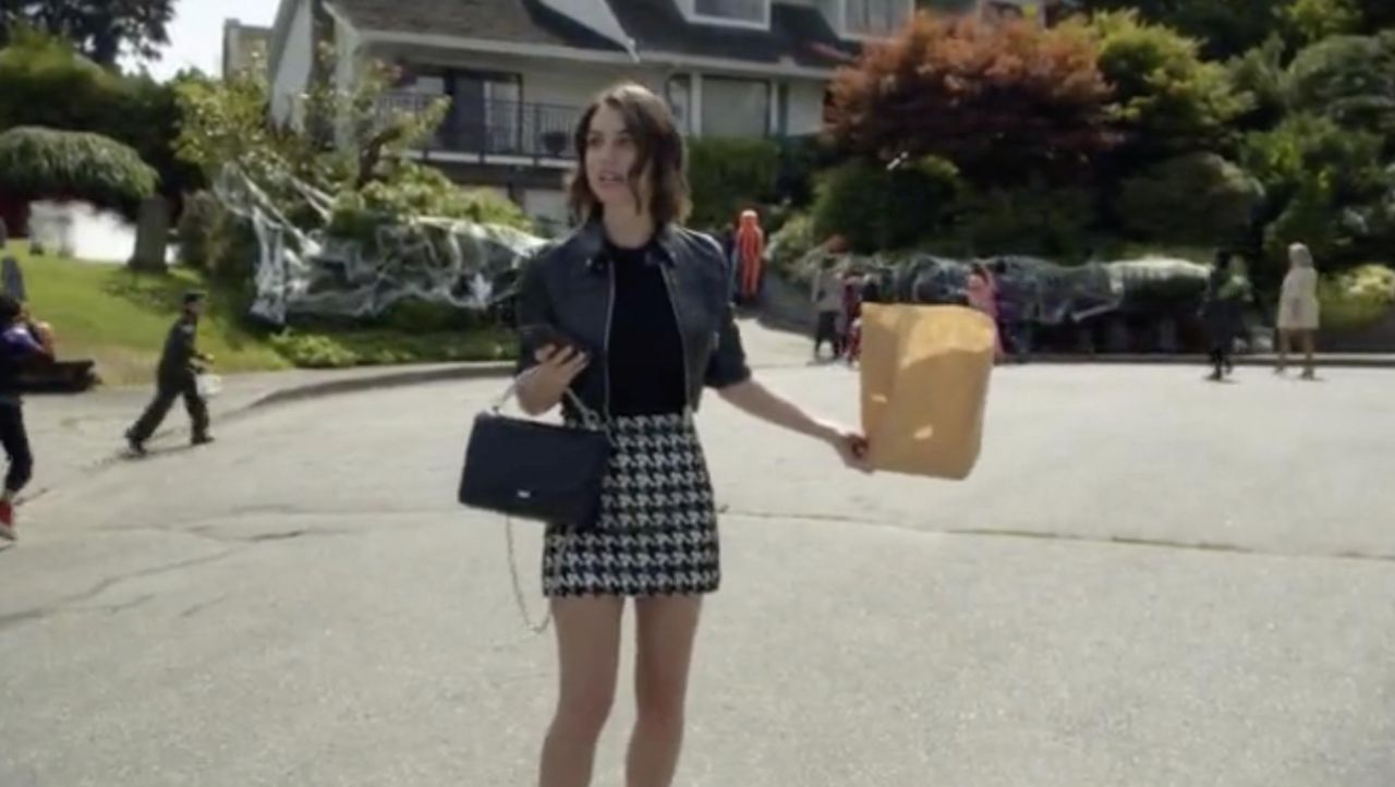 The skirt of Ivy Belfrey (Adelaide Kane) in Once Upon a Time S07E04 ...