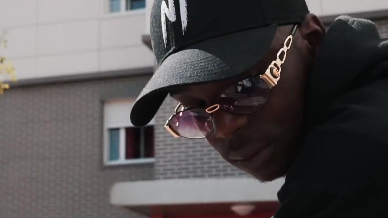 Sunglasses Versace worn by Ninho in her video clip Roro | Spotern