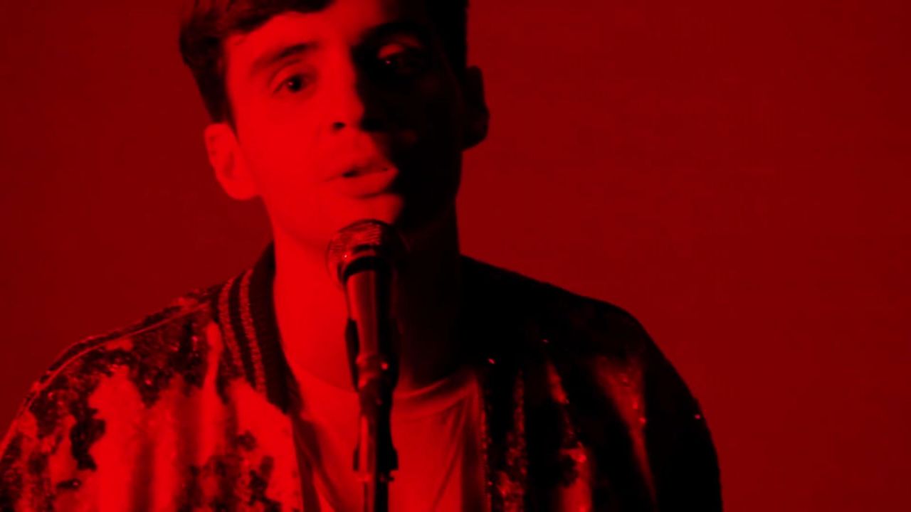 The bomber with sequins of Simon Mény in the clip You And Me in ...