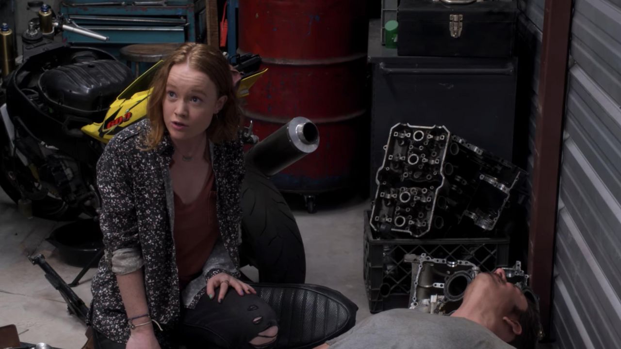 Camisa floral usada por Abby Hammond (Liv Hewson) como se ve en Santa ...