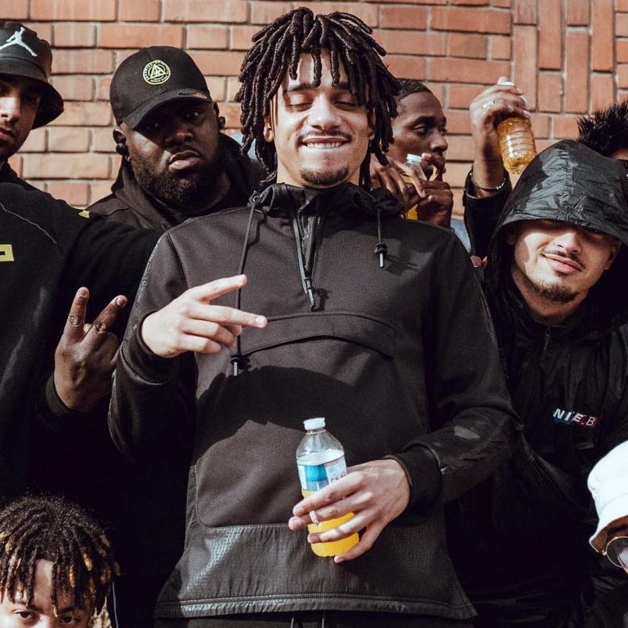 La veste noire de Mister V sur son compte Instagram @yvick | Spotern