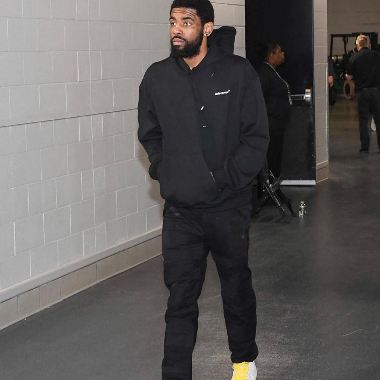 Kyrie Irving's sweat shirt | Spotern
