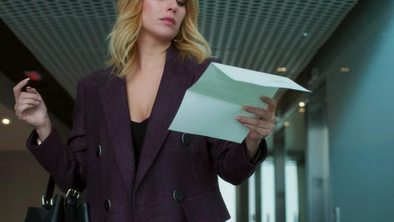 The blazer button dark purple Sara (Blanca Suárez) in Spite of ...