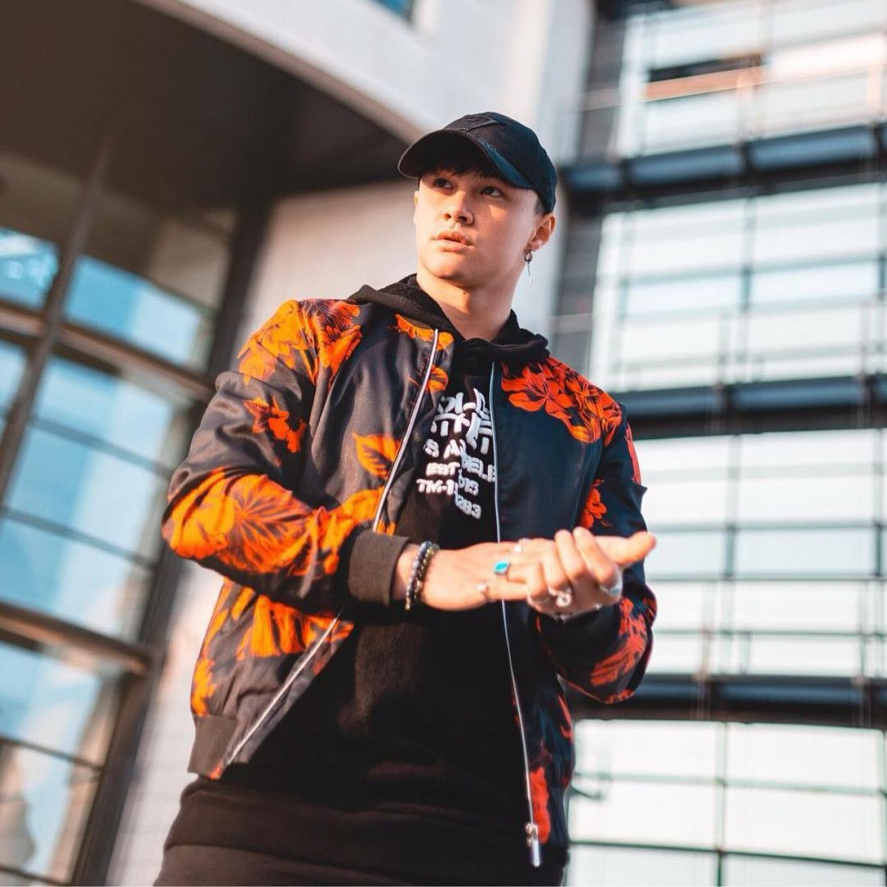 Le bomber noir avec motif rouge de Tristan Defeuillet-Vang sur son ...