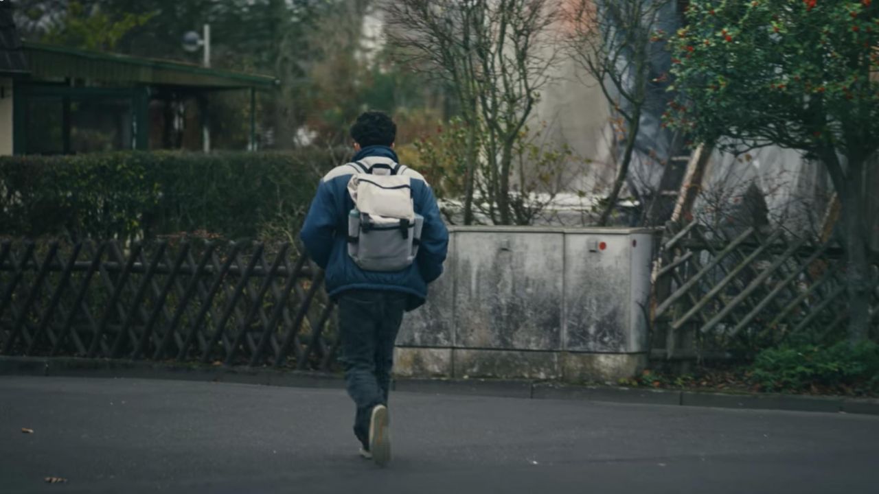 Backpack worn by Moritz Zimmermann (Maximilian Mundt) in How to Sell ...