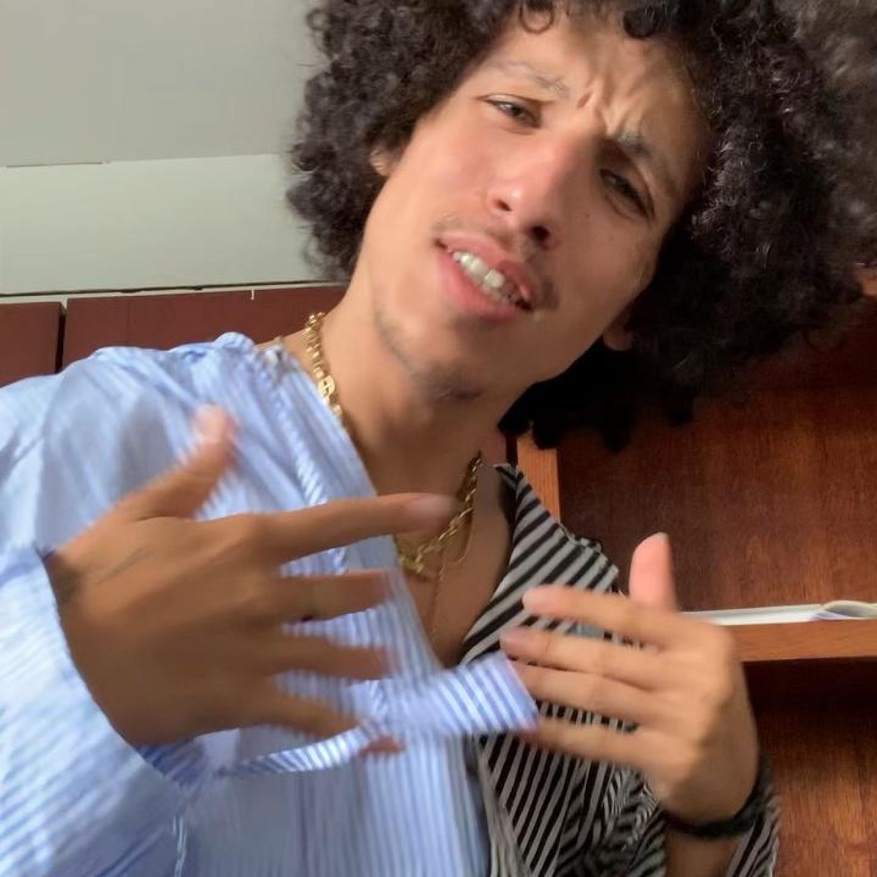 The shirt bi-color striped worn by Riles on the account Instagram of ...