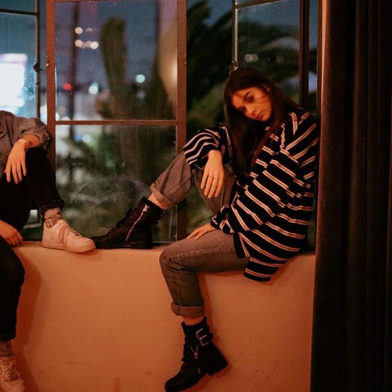 The sweater wide striped worn by Hailee Steinfeld on her account ...